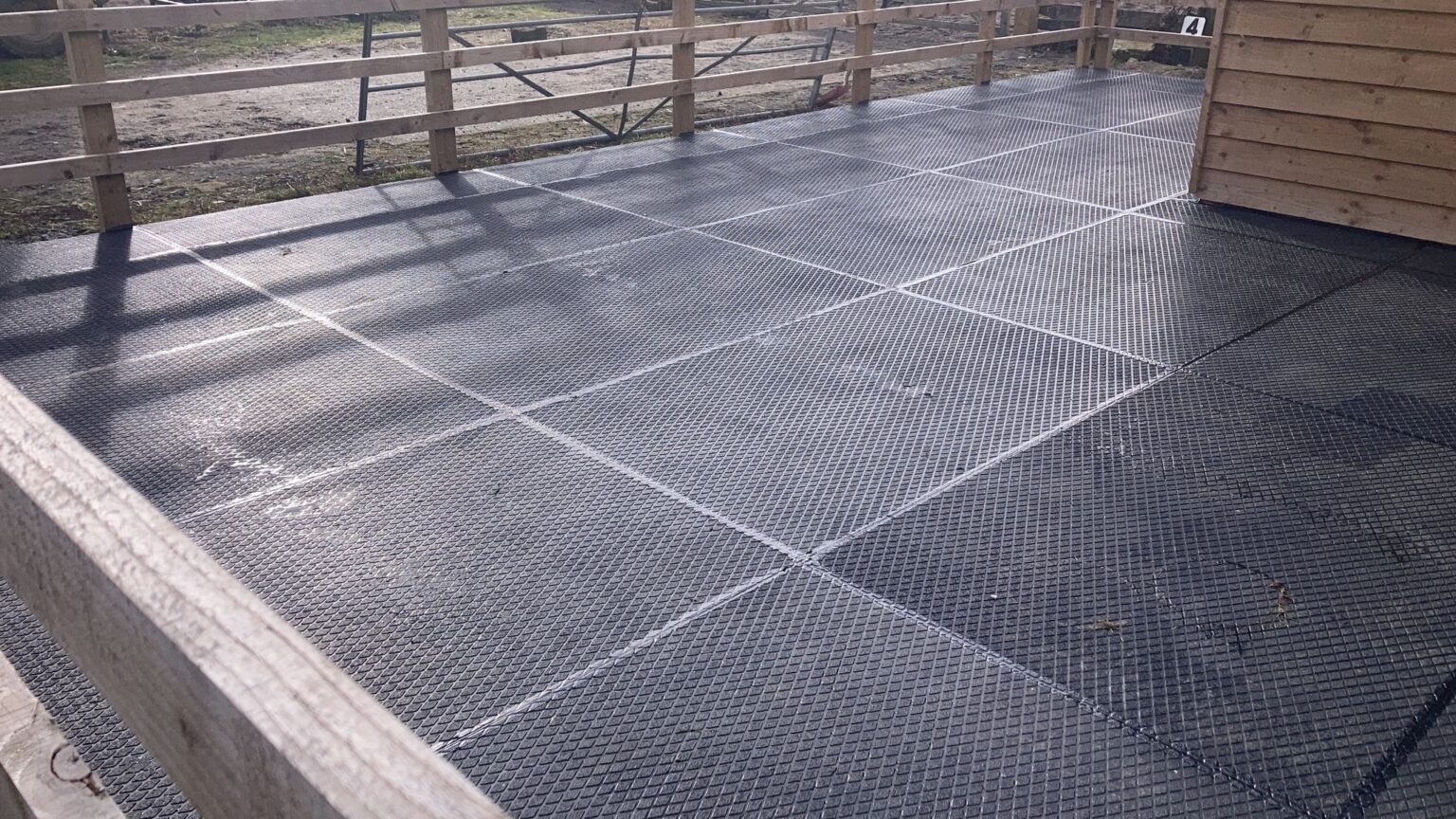 22mm Rubber Stable Mats | Quattro Products