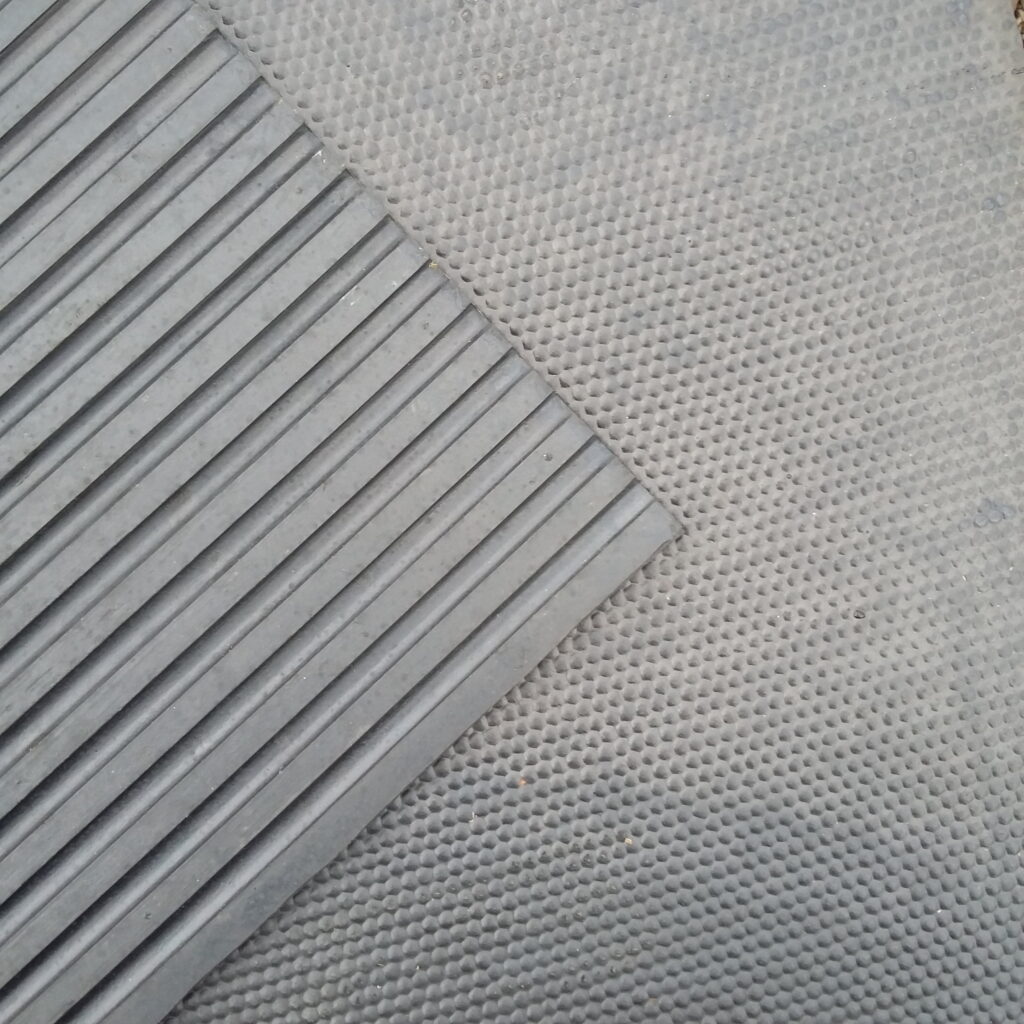 18mm Rubber Cubicle Mat (Young Stock) - Quattro Products Limited